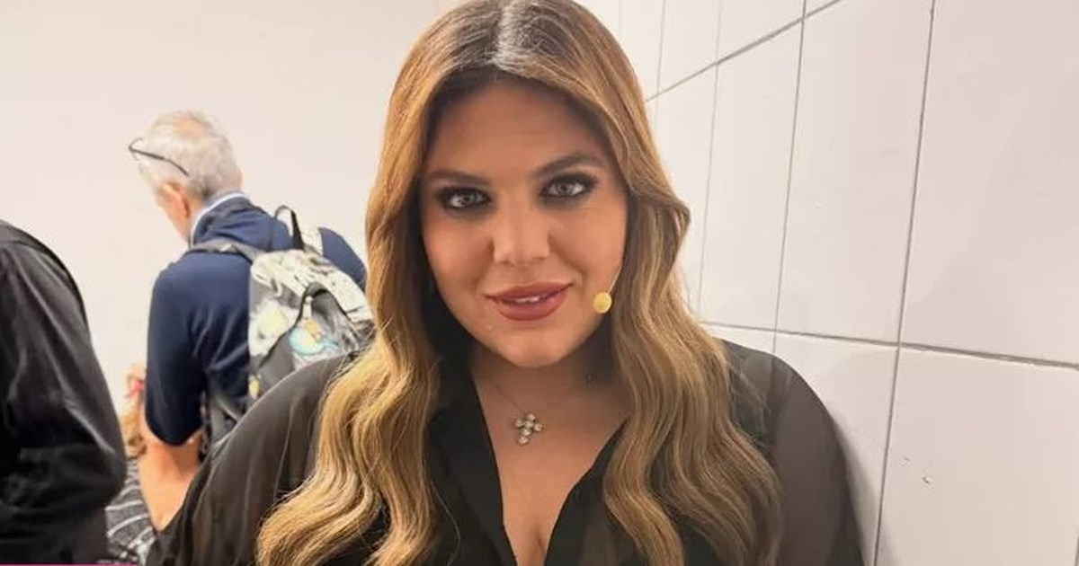 Η Δανάη Μπάρκα με τα "άσχημα" παπούτσια του καλοκαιριού | People ...