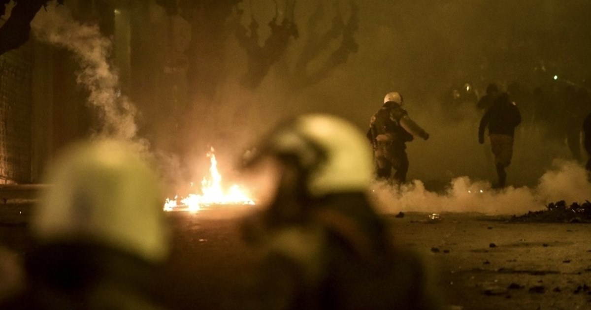 Ξανά στο στόχαστρο η διμοιρία των ΜΑΤ στην Τοσίτσα | Ελλάδα Ειδήσεις